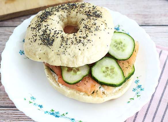 Bagel med lax, gurka och färskost - Recept Petitchef