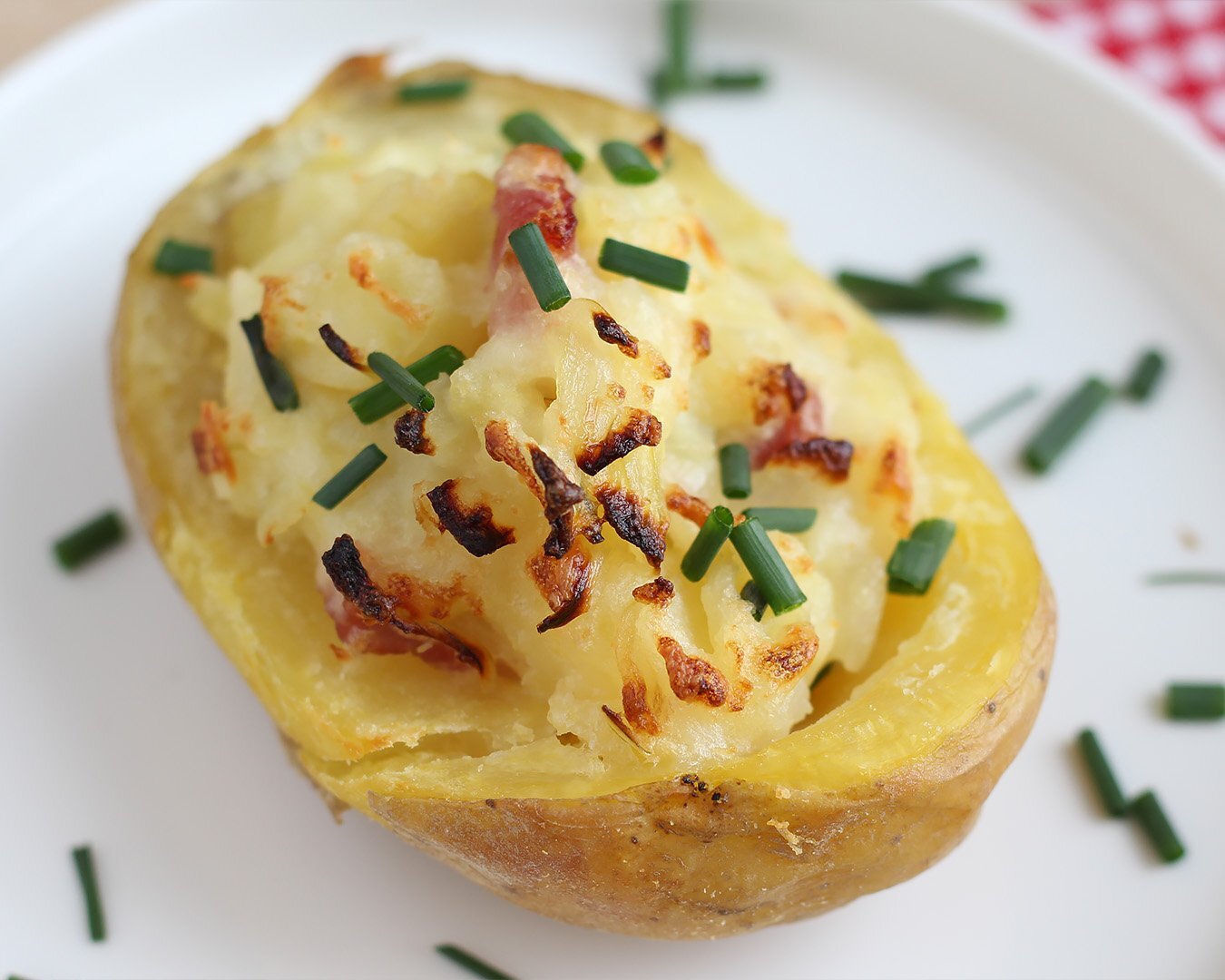 Recept på bakad potatis med bacon och ost