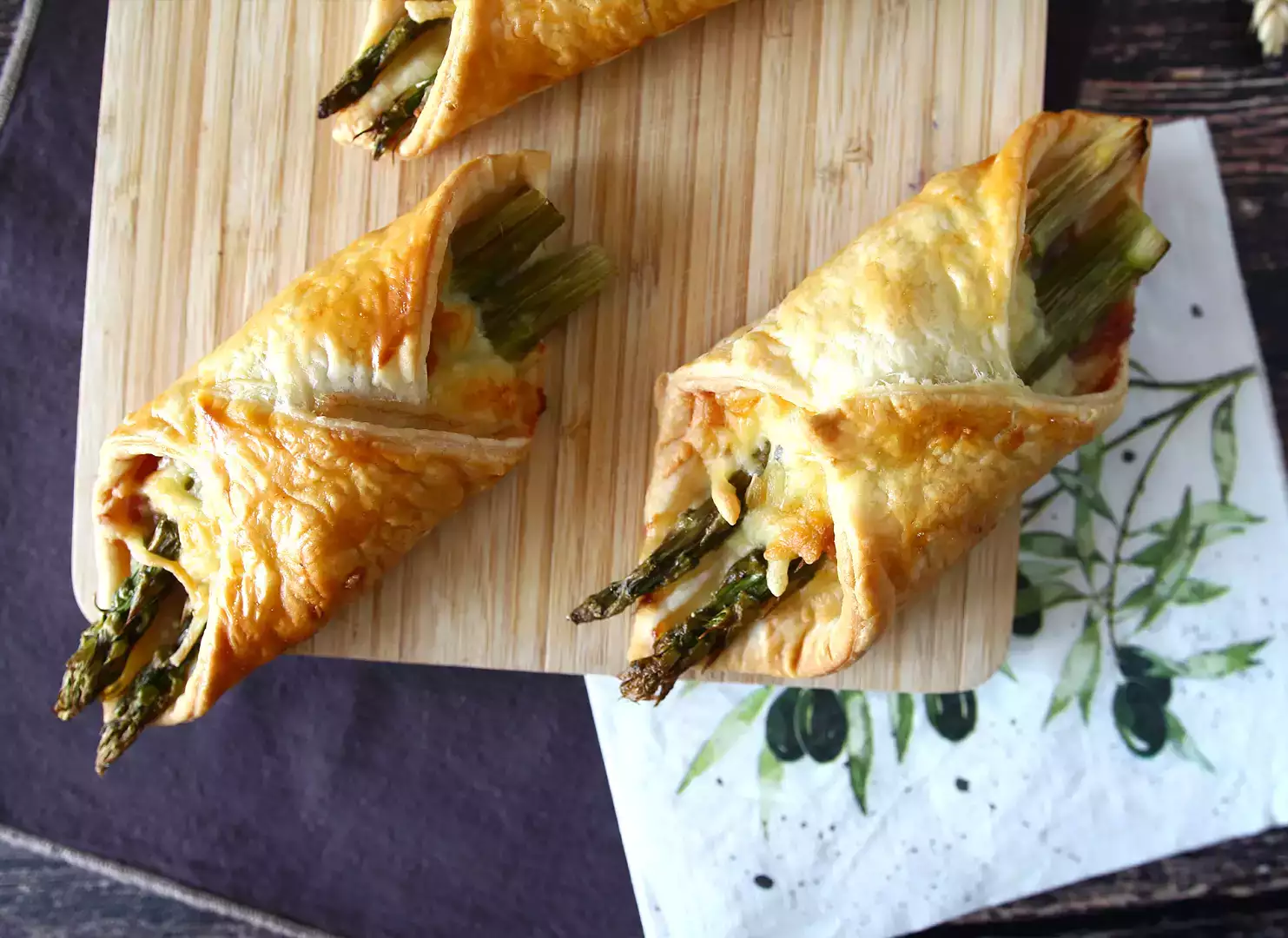 Recept på bakverk med sparris, skinka och smältost