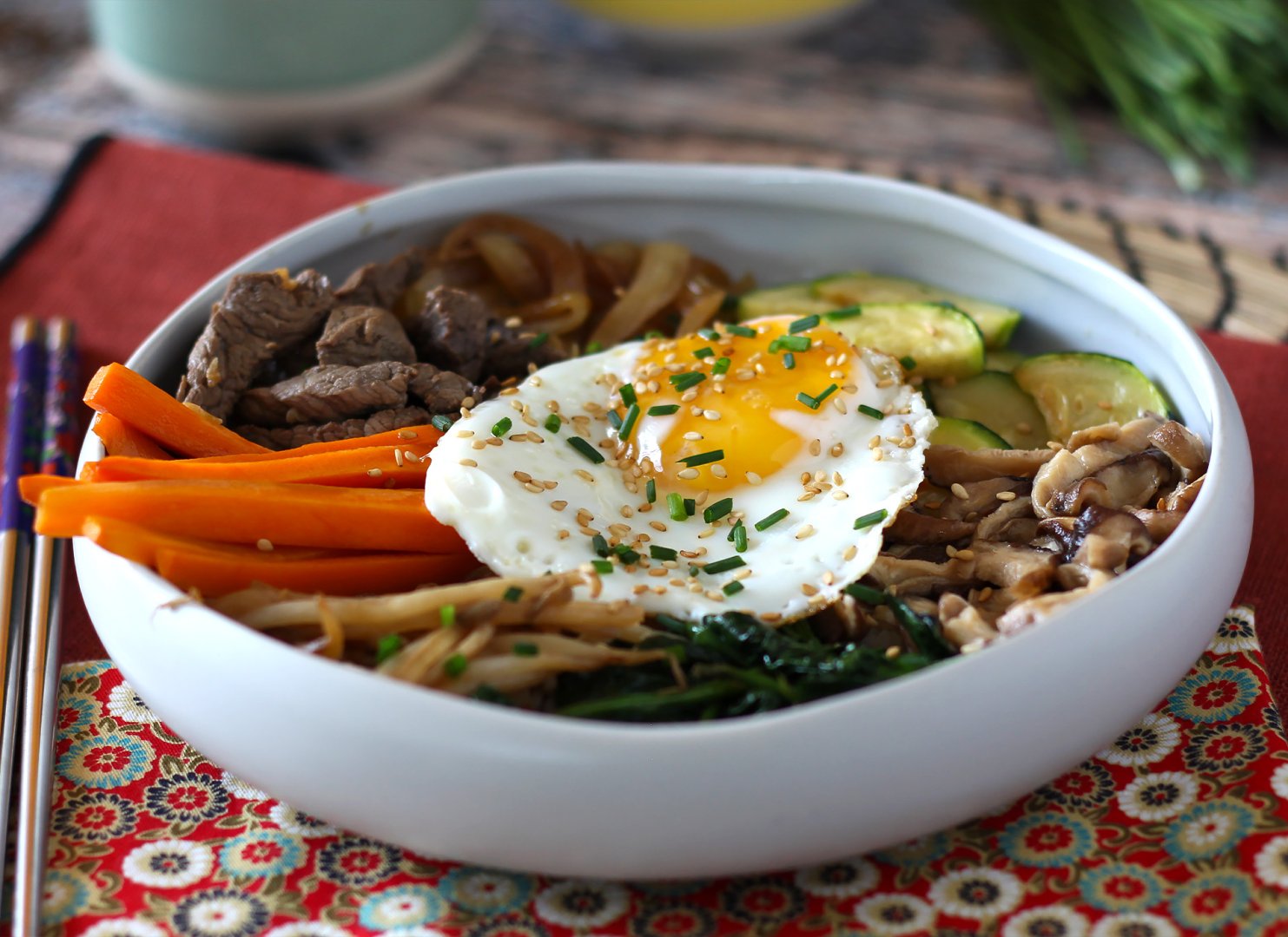Recept på bibimbap, den koreanska maträtten