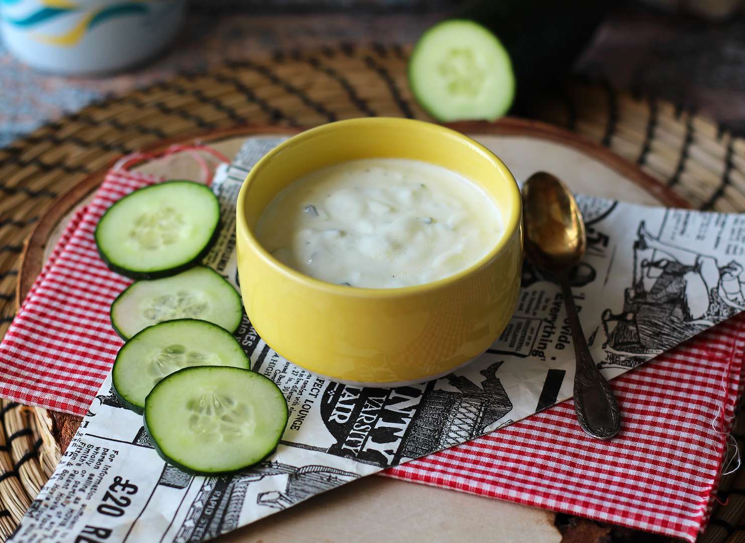 Recept på grekisk yoghurt med gurka och lök