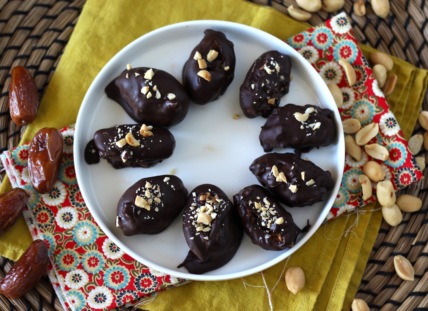 Recept på snickers: dadlar, jordnötter och choklad