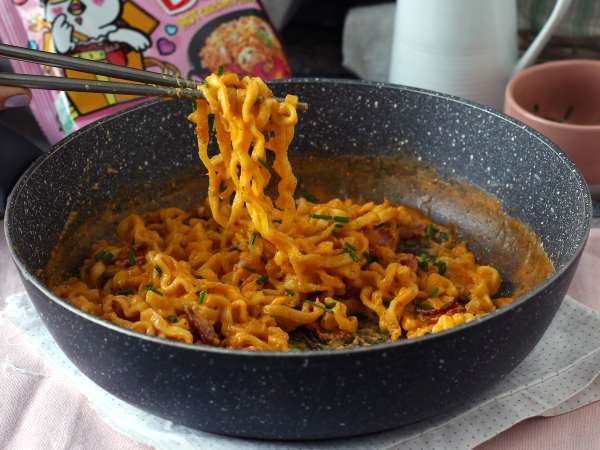 Bästa receptet för buldak-nudlar med carbonara-smak