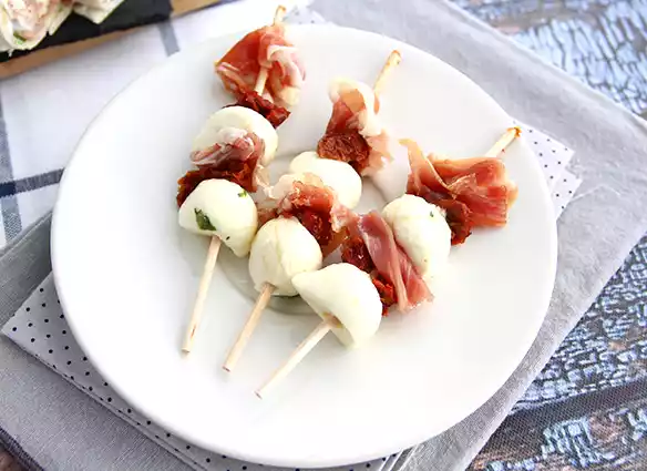 Recept på kebaber med mozzarella, skinka och tomater