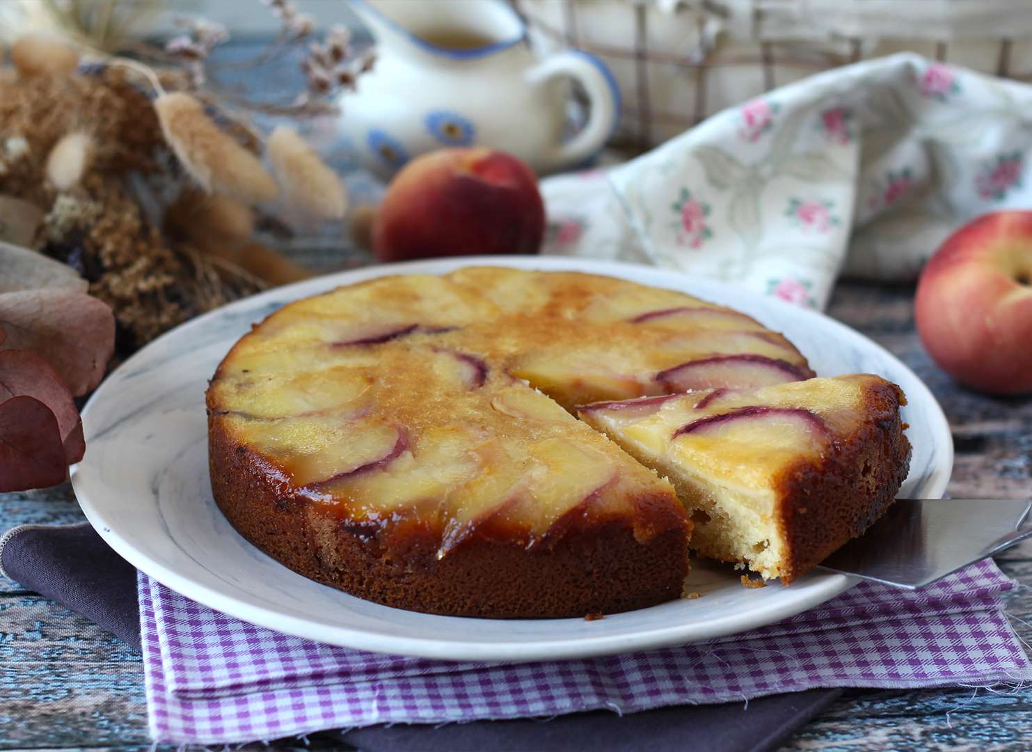 Recept på persikokaka med saftig och karamelliserad skorpa