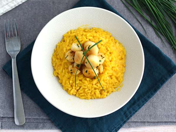 Recept på risotto med pilgrimsmusslor och saffran