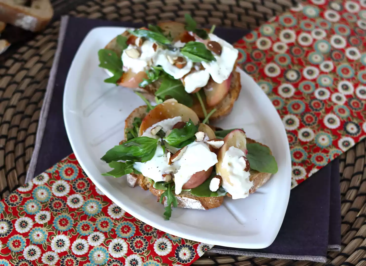 Recept: rucola, persikor & burrata på rostat bröd