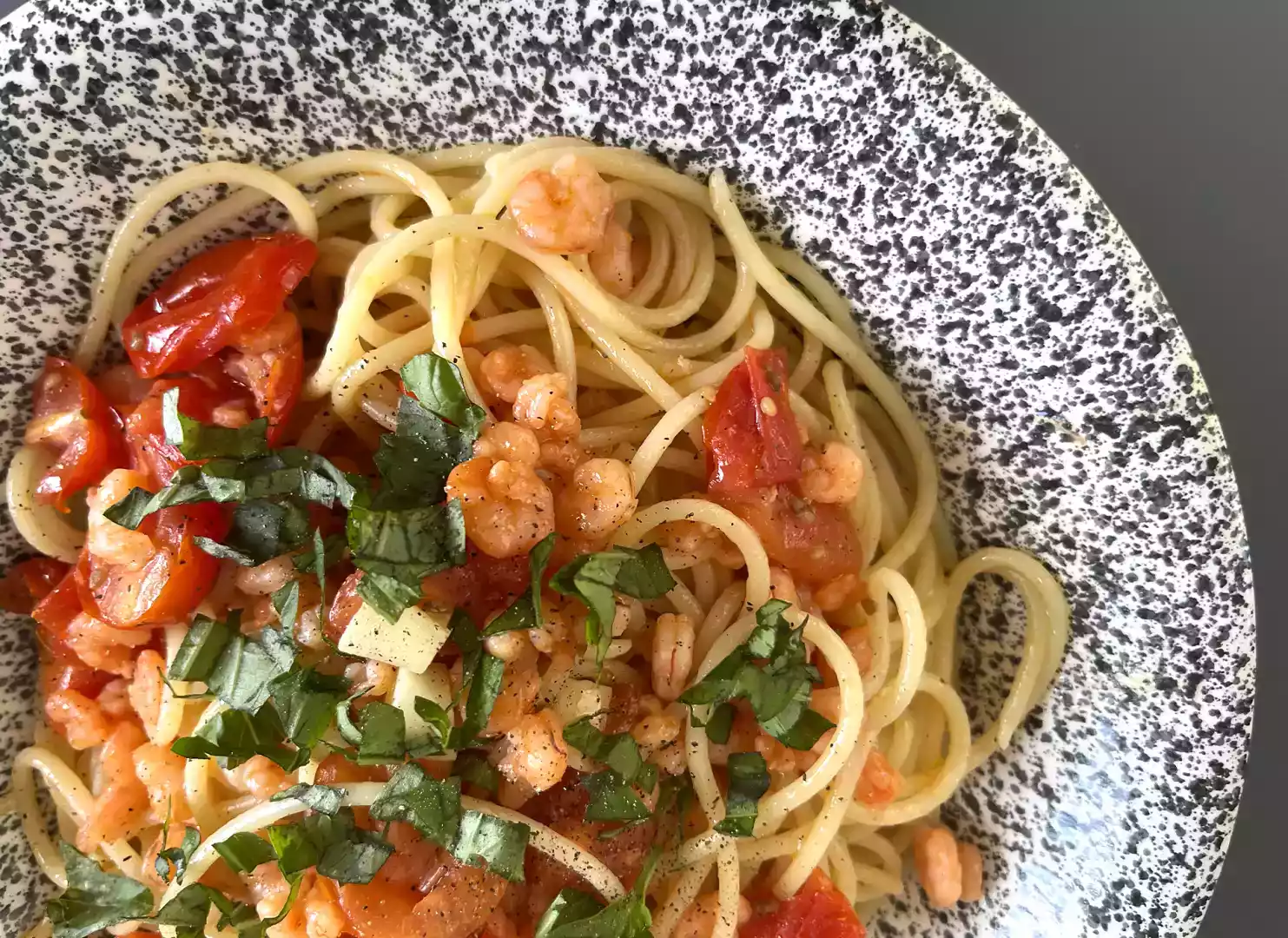 Spaghetti med räkor och tomater – snabbt och gott recept
