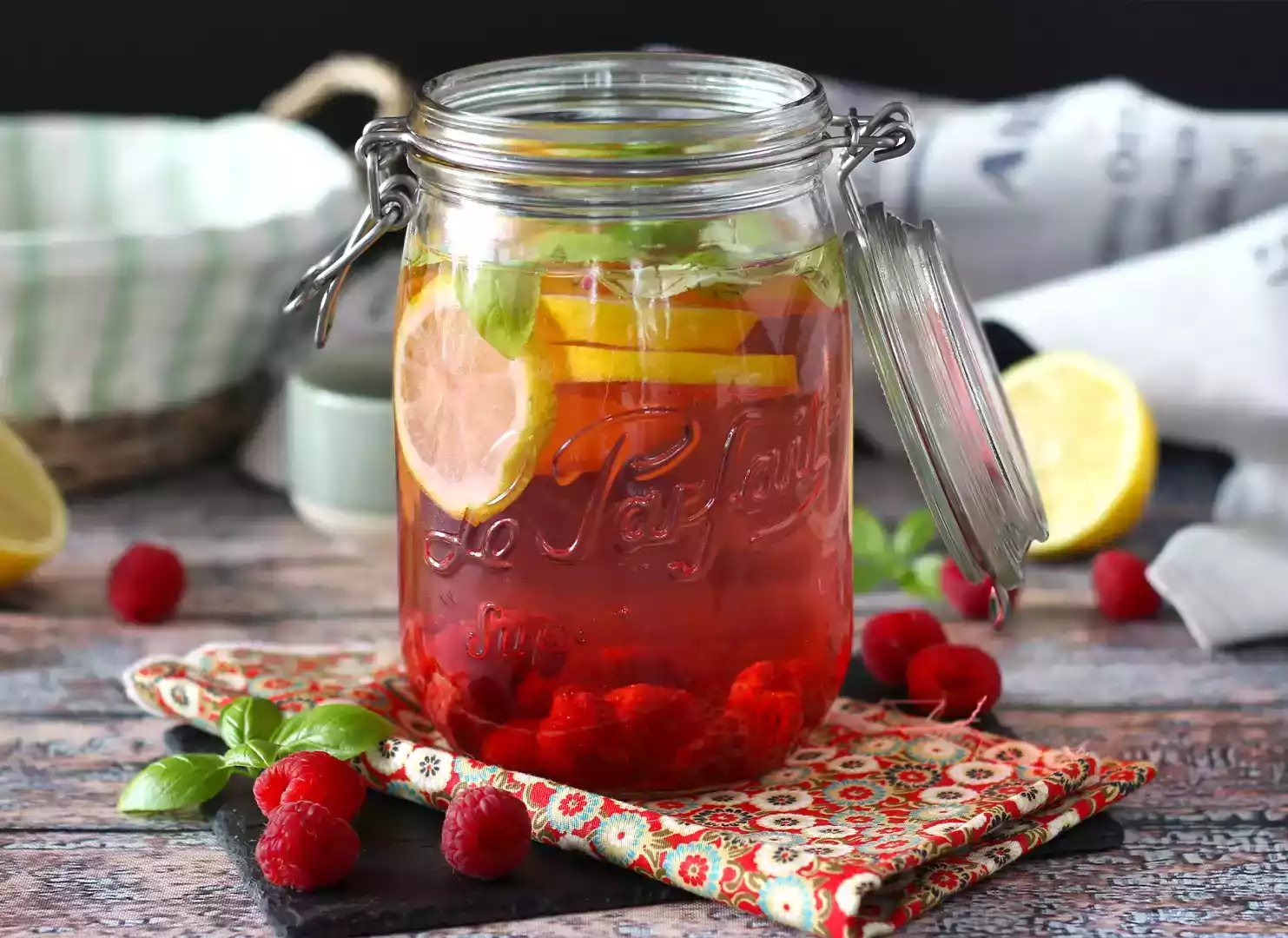 Recept på vatten med smak av citron, basilika och hallon