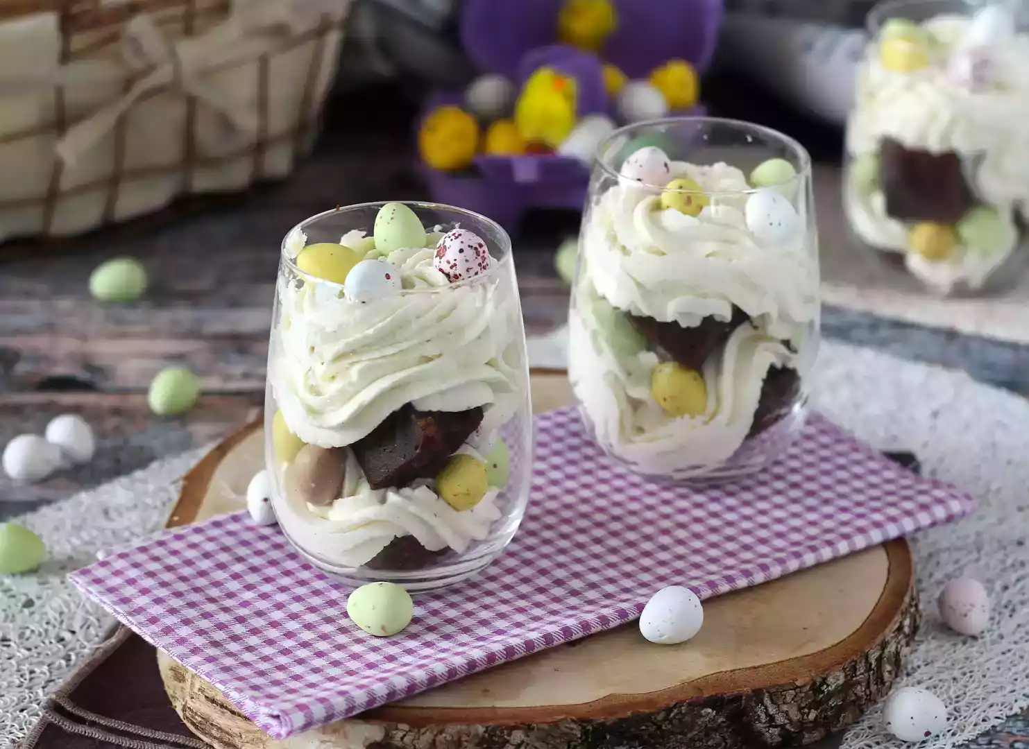 Recept på påskbrownie med vispgrädde